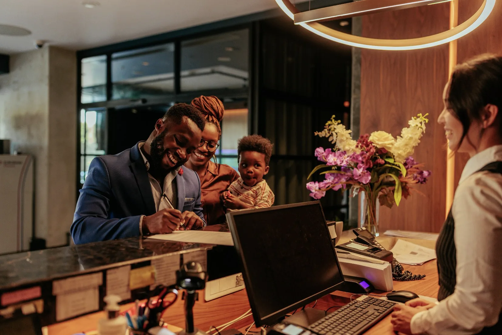 AI dalam Bidang Perhotelan: Layanan dan Pengalaman Pelanggan yang Ditingkatkan - Ratu AI